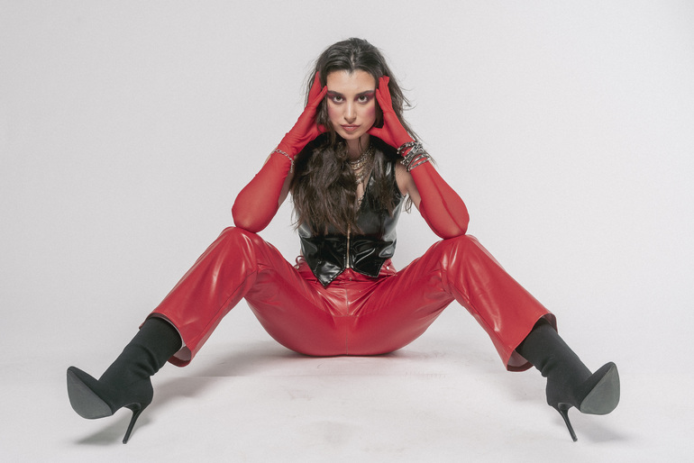 Galia estrena su universo pop con "Equilibrista" - Hypermusica