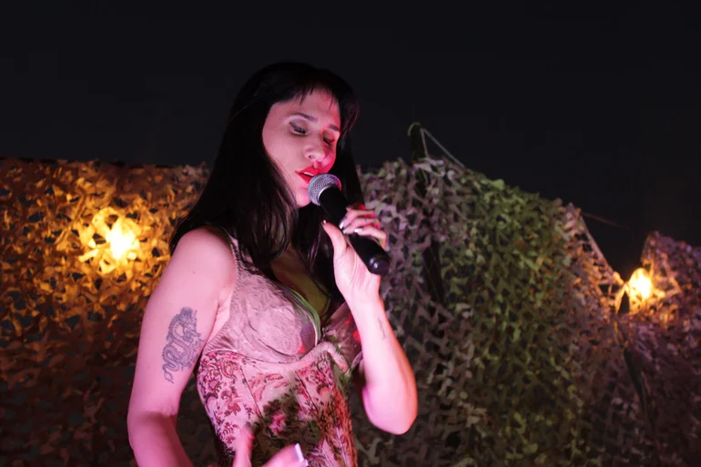 Alex June libera su nueva era con “Obsidiana”, una fantasía oscura y ...